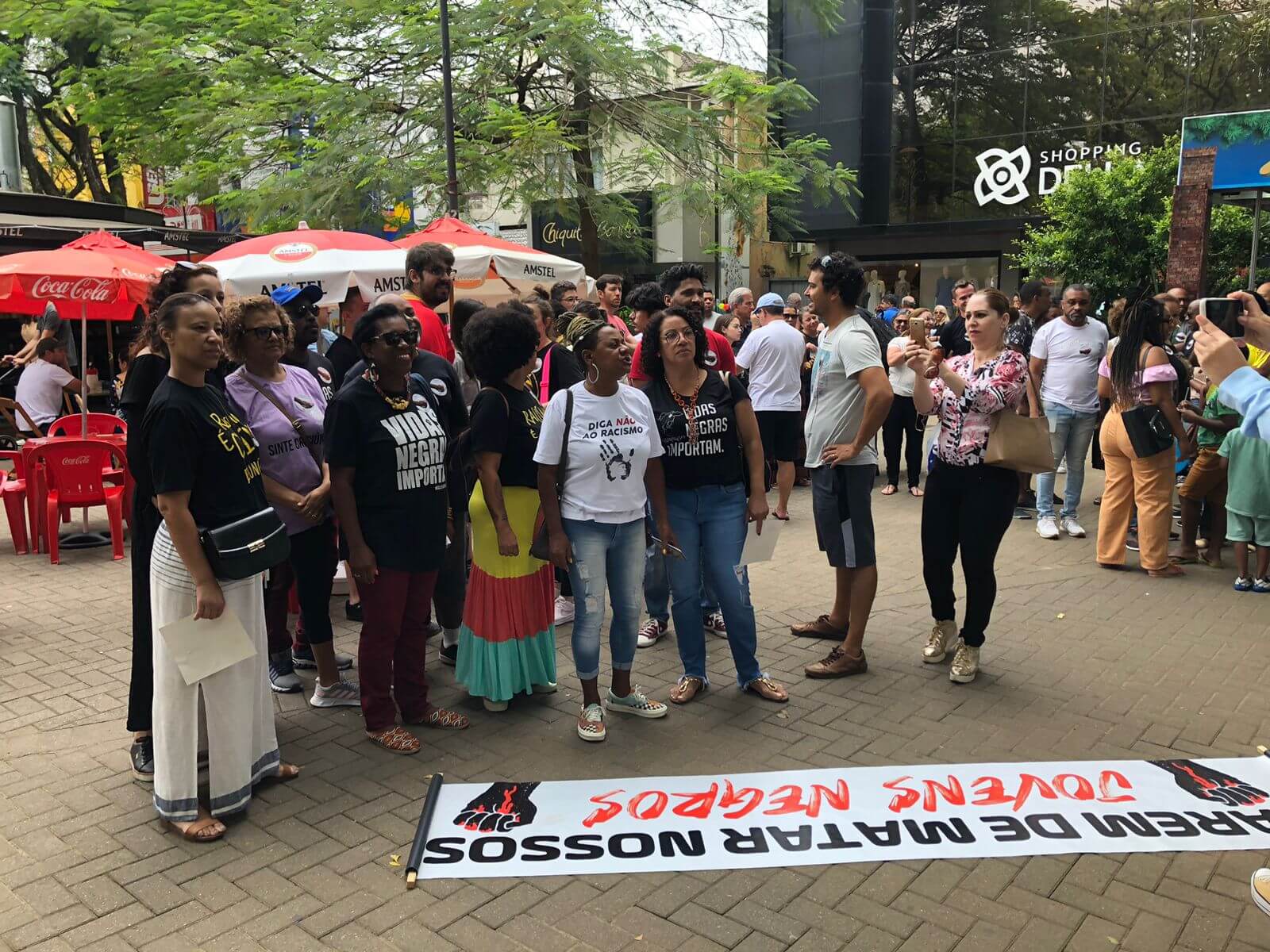 Protesto contra racismo movimenta o Centro de Criciúma - NSC Total